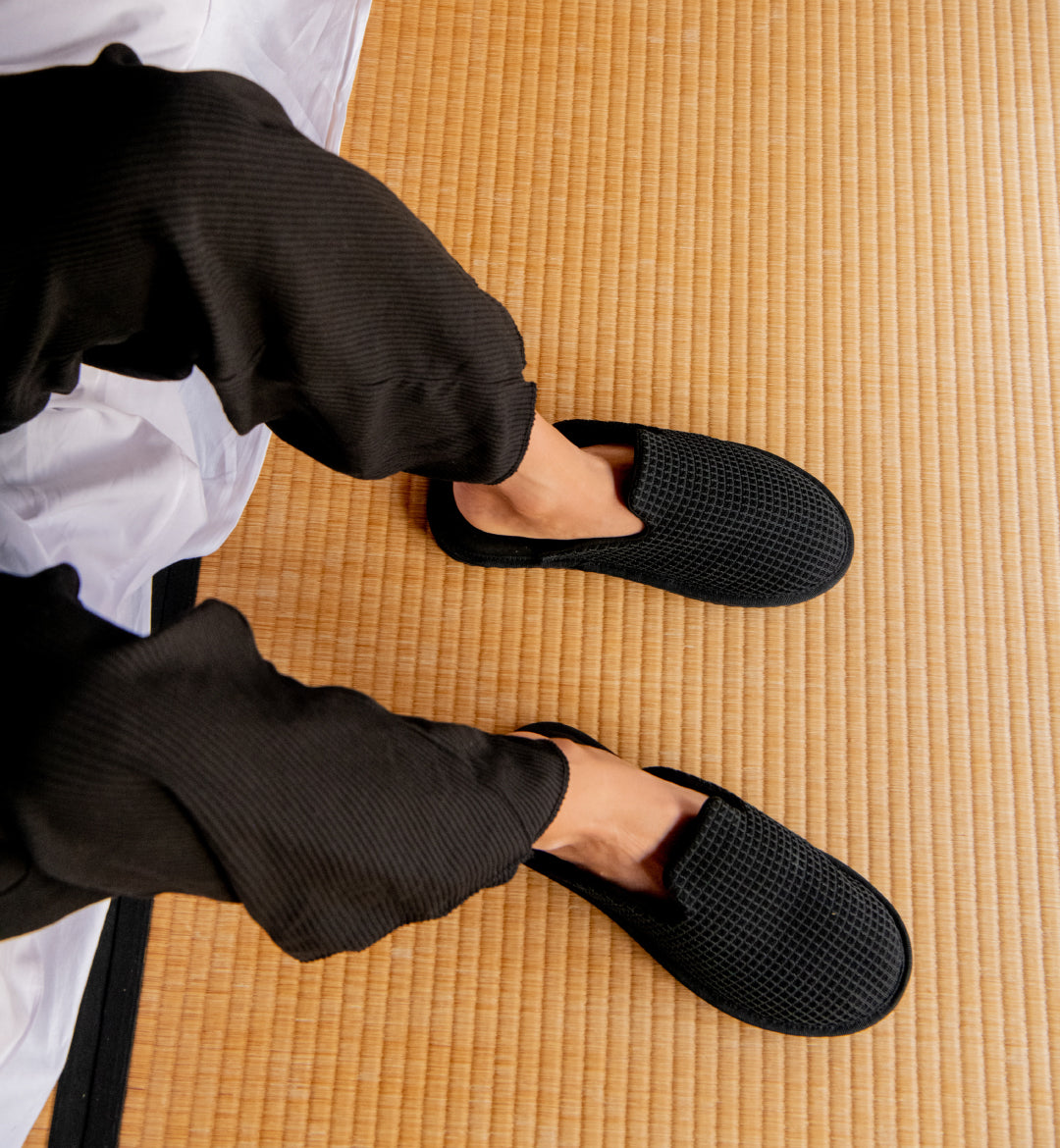 INDOOR SLIPPERS